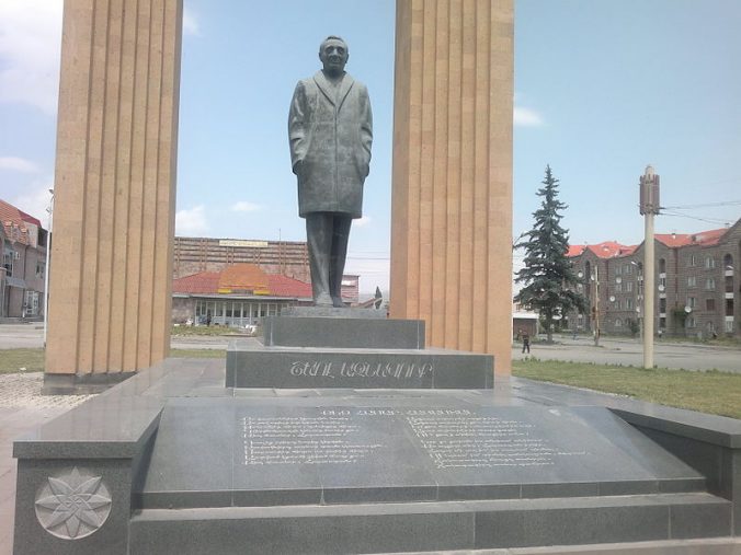 Charles Aznavour – Statue du chanteur à Gyumri en Arménie | El Hexágono